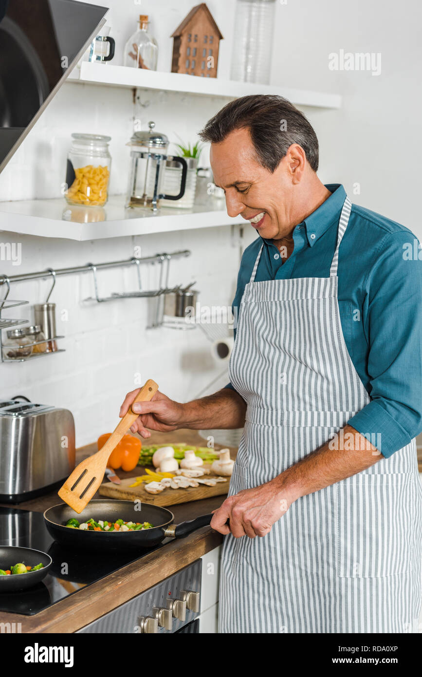 Frying pan in kitchen hi-res stock photography and images - Alamy