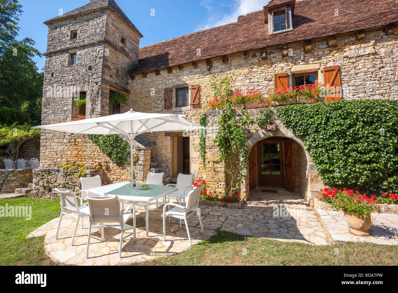 French farmhouse hi-res stock photography and images - Alamy