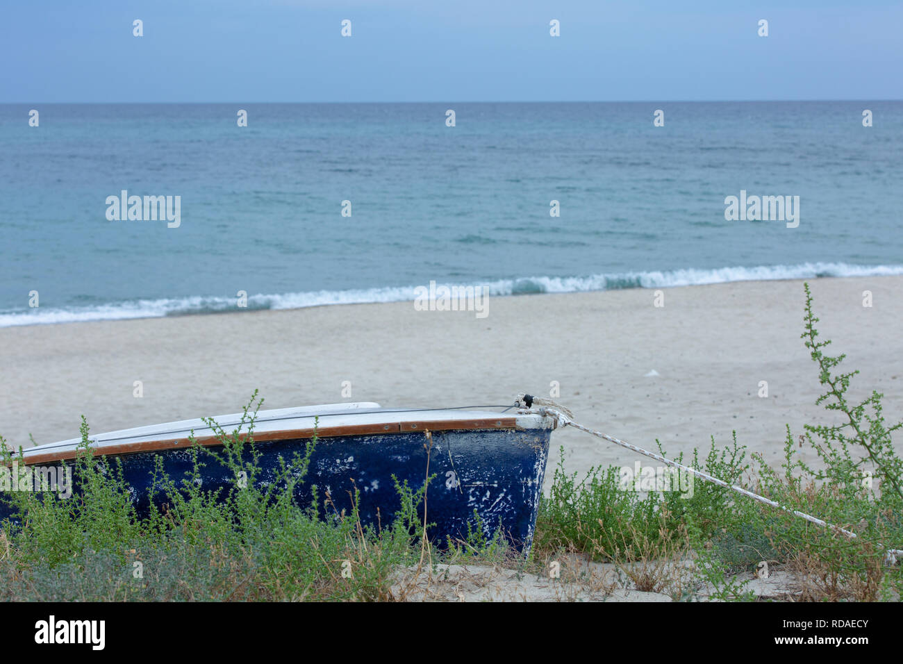 Boat on a beach after sailing Stock Photo - Alamy