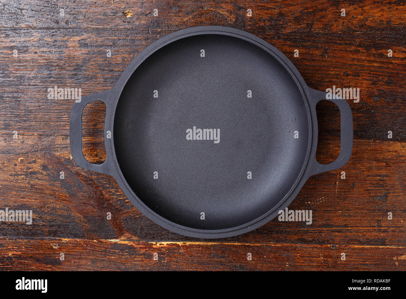 Traditional old fashioned frying pan hi-res stock photography and ...