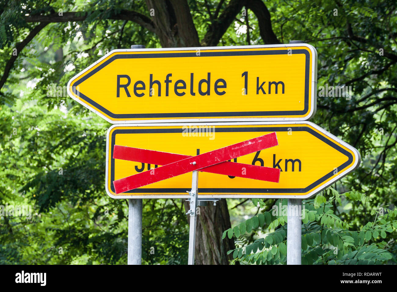 Road closed symbol hi-res stock photography and images - Alamy