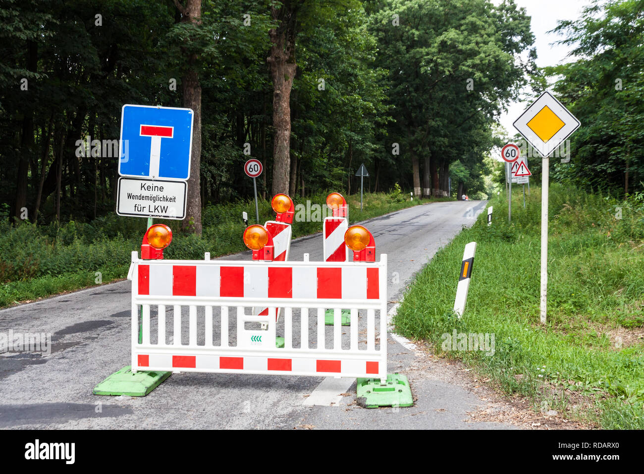 Road closed symbol hi-res stock photography and images - Alamy