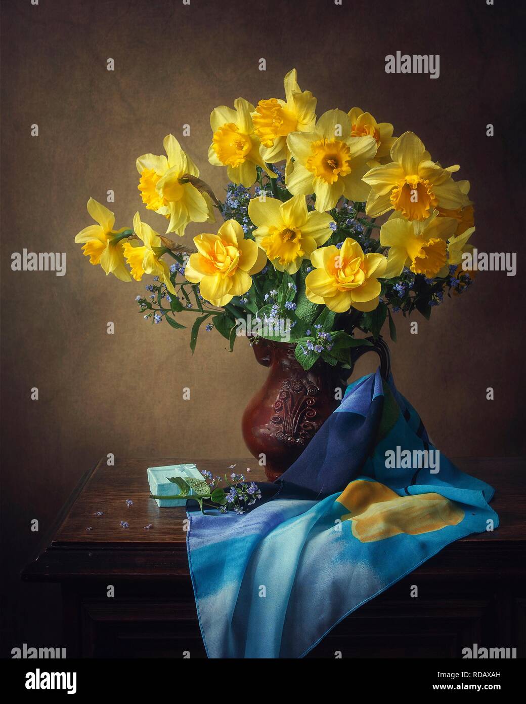 Still life with bouquet of yellow daffodils Stock Photo - Alamy