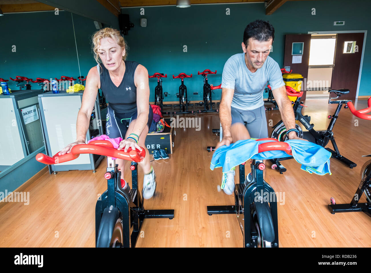 Woman and men in a spinning session Stock Photo - Alamy