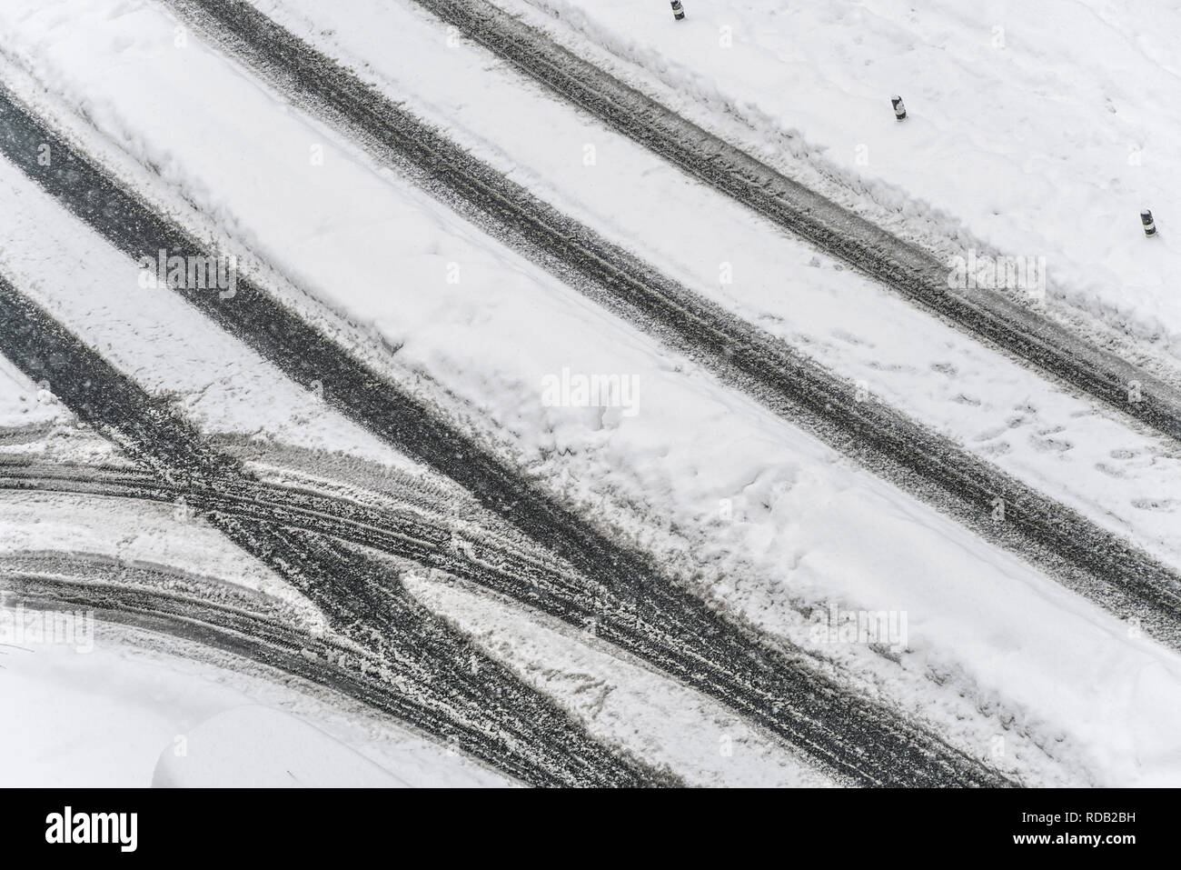 Tire tracks on snowy road hi-res stock photography and images - Alamy