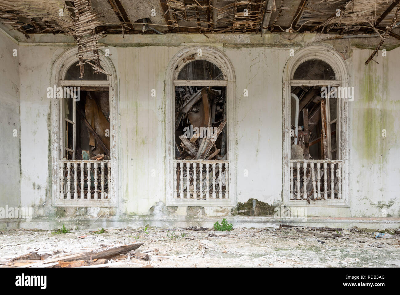Decayed house hi-res stock photography and images - Alamy