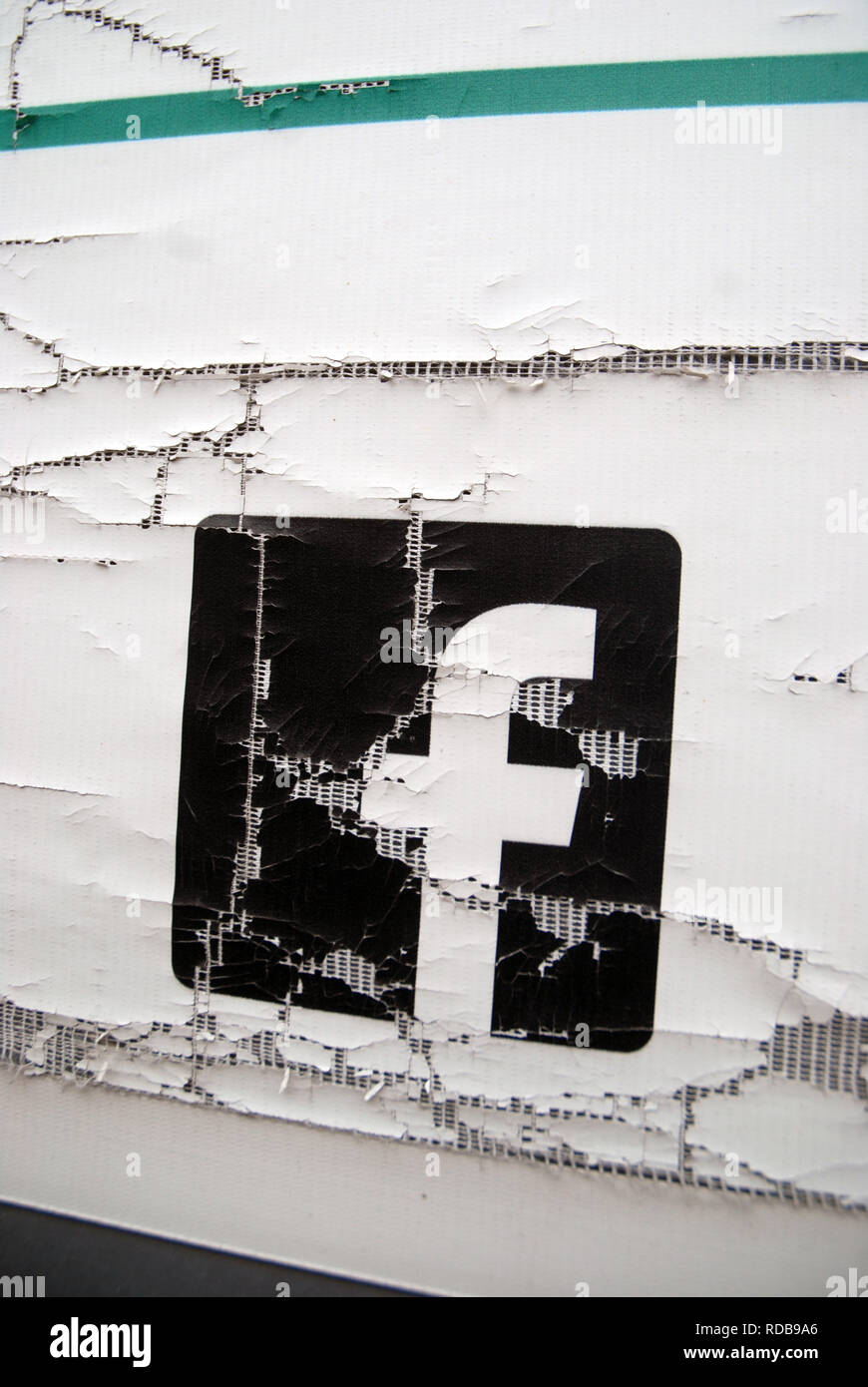 Facebook logo crack hi-res stock photography and images - Alamy