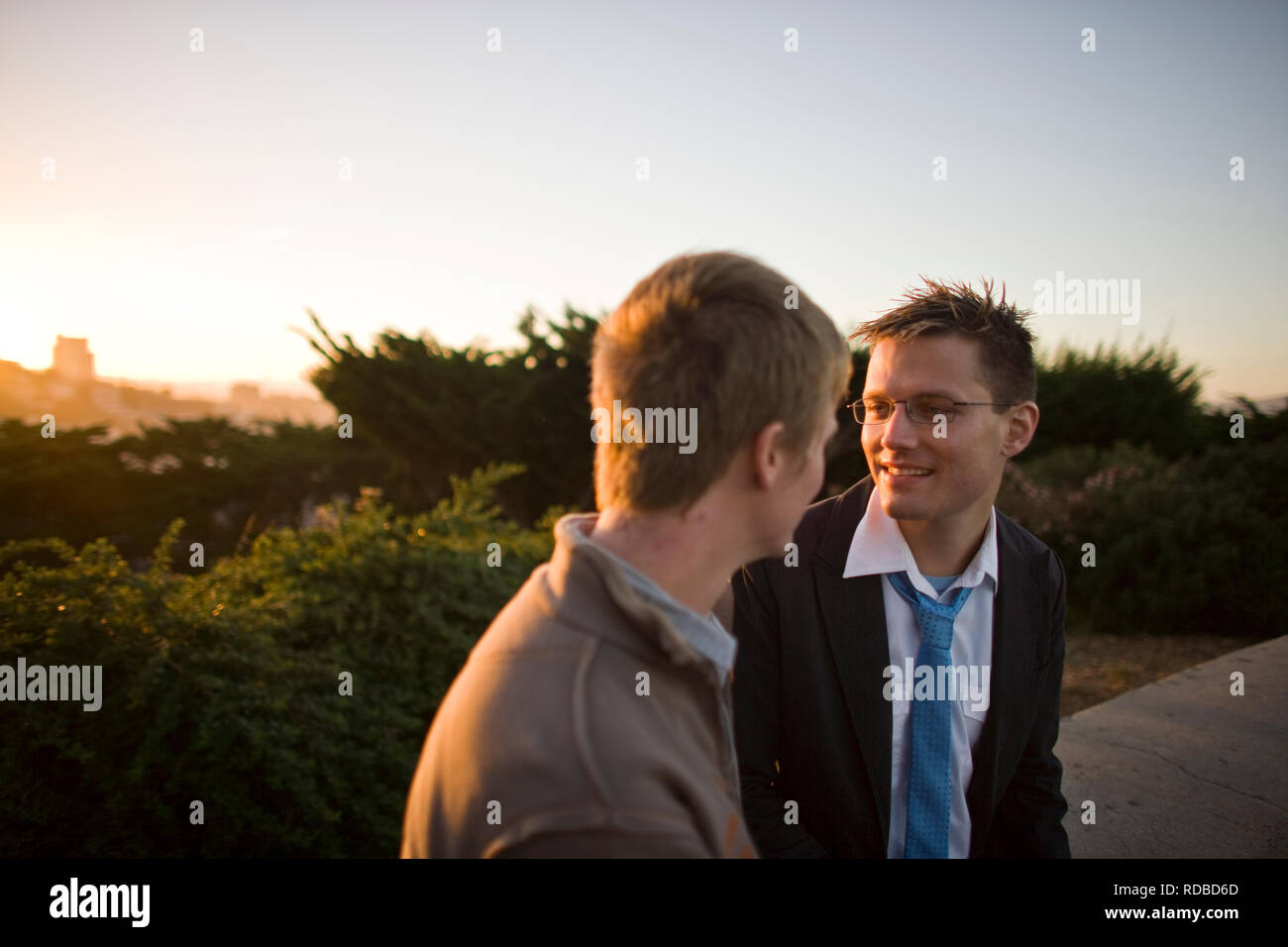 Gay couple men rear view hi-res stock photography and images - Alamy