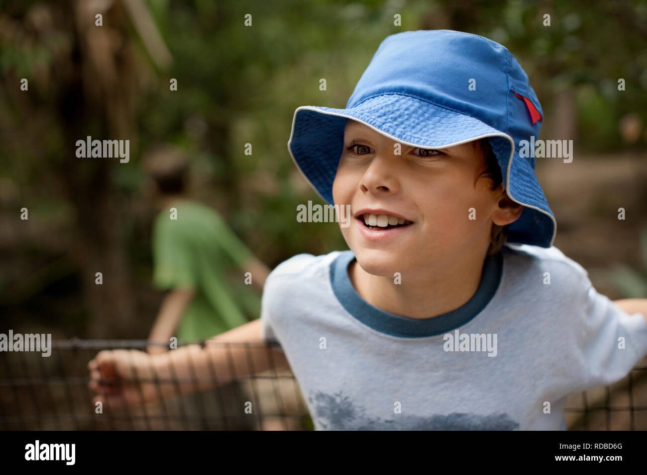 Child leaning on a fence hi-res stock photography and images - Alamy