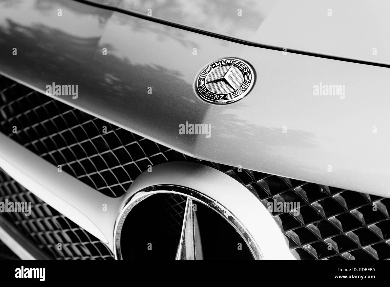 Front radiator of a Mercedes Benz Stock Photo - Alamy