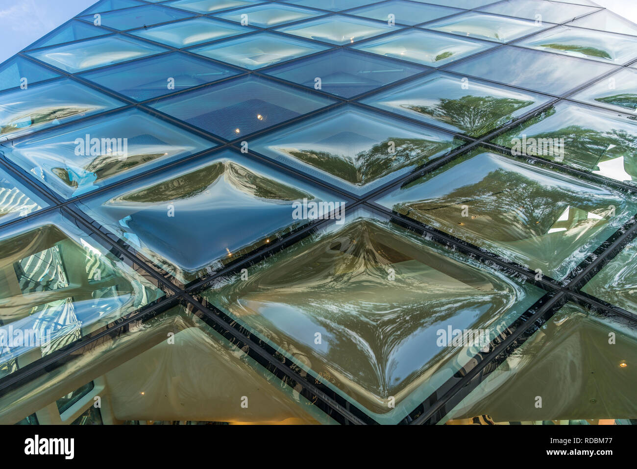 Tokyo - August 14, 2018 : Reflections on diamond shaped glass exterior ...