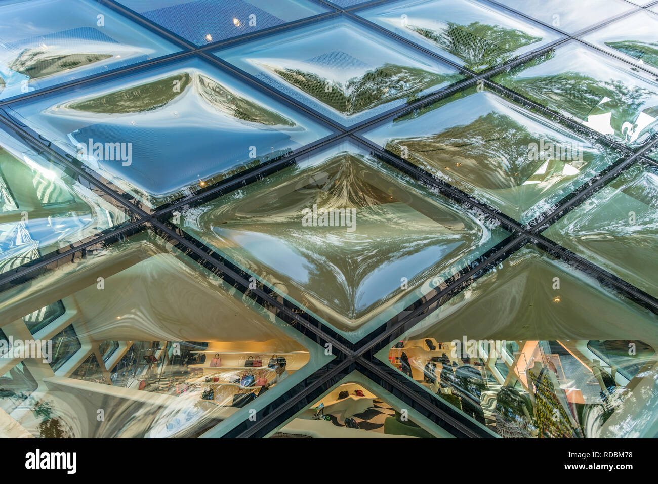 Tokyo - August 14, 2018 : Reflections on diamond shaped glass exterior ...