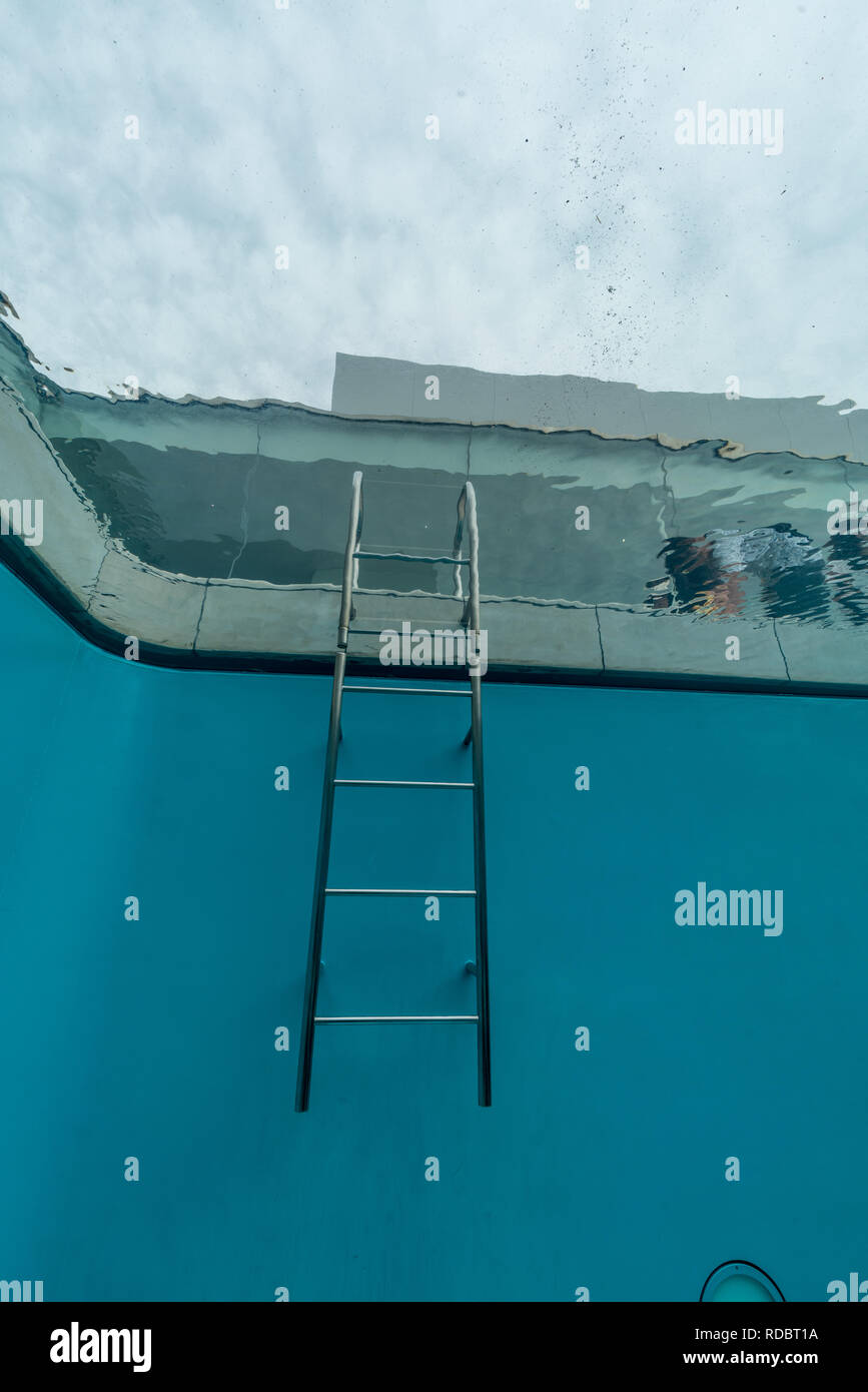 "The Swimming Pool" underwater. Optical illusion work of Leandro Erlich ...