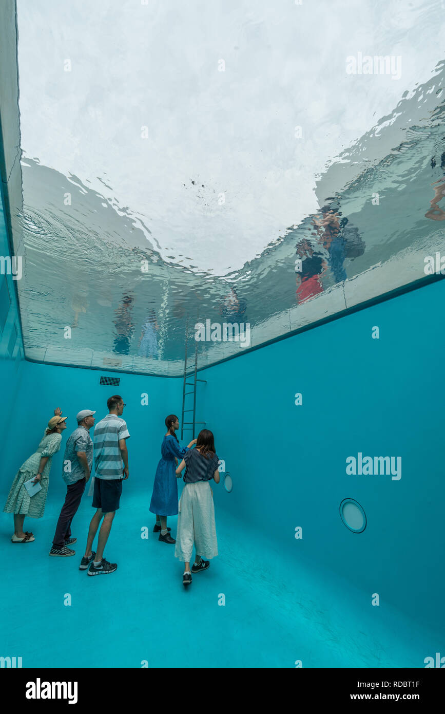 Pool Underwater Optical Illusion This Epic Optical Illusion Is Making