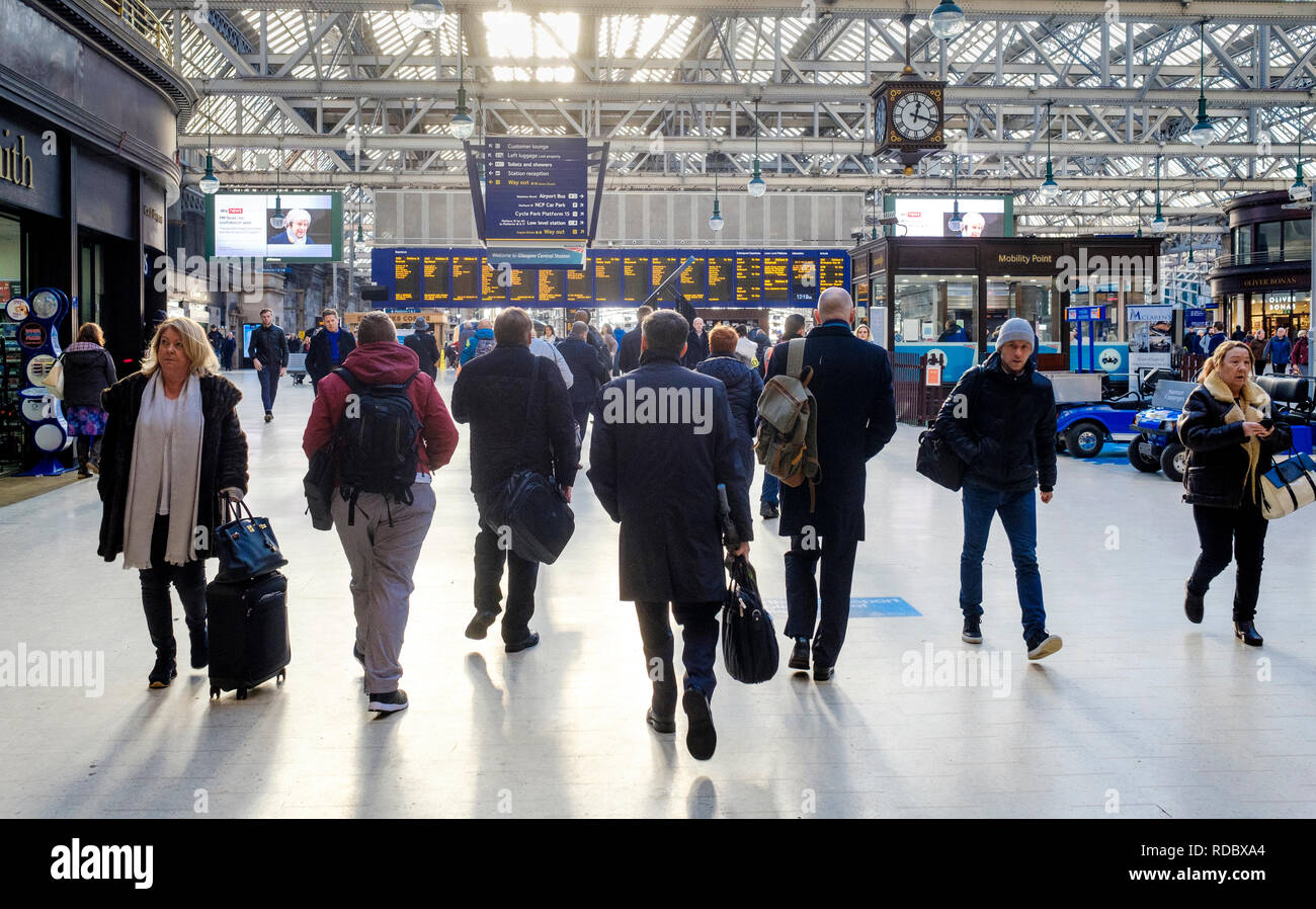 Glasgow central station concourse hi-res stock photography and images ...