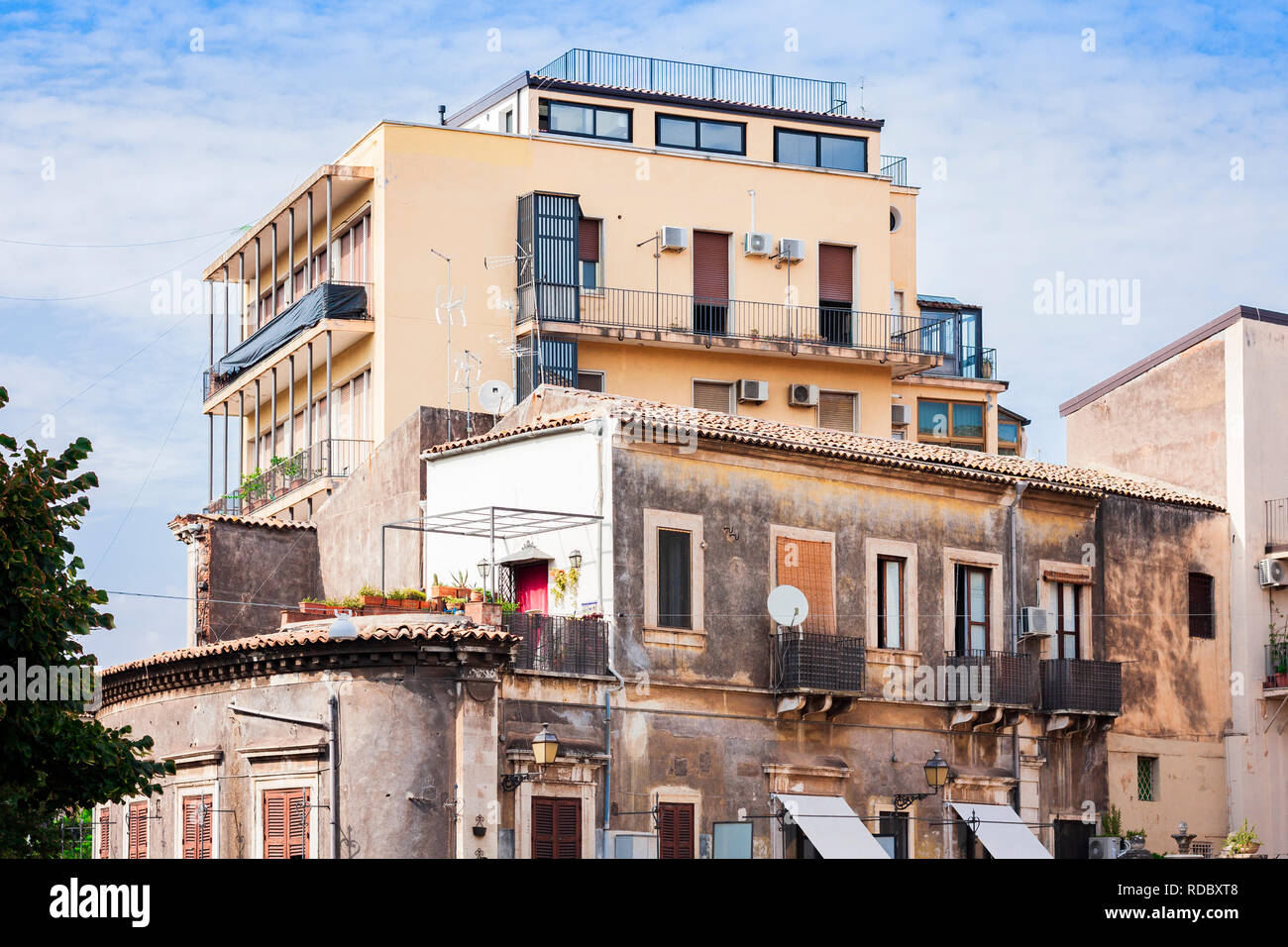 Travel to Italy - historical street of Catania, Sicily, facade of ...
