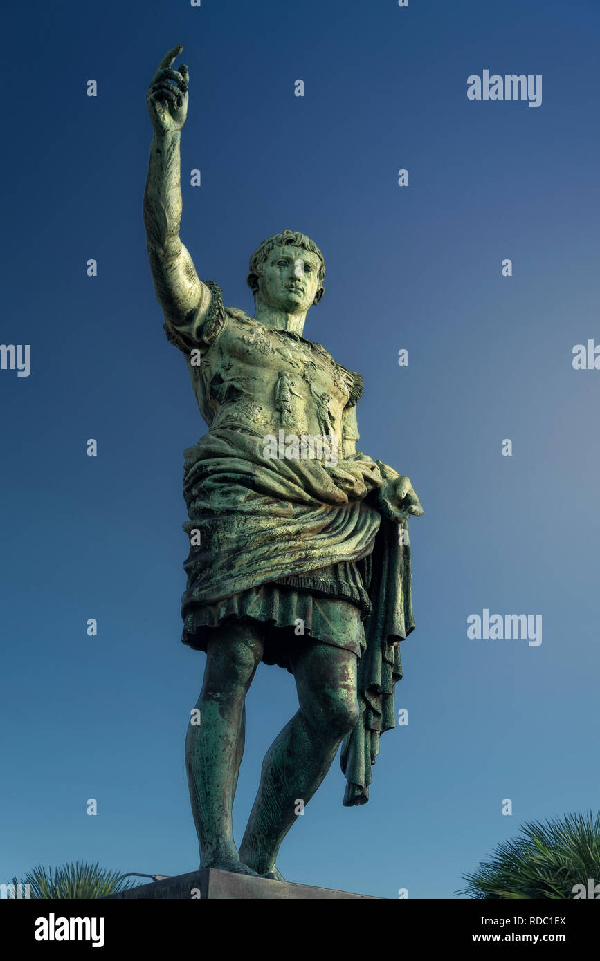 Gaius julius caesar statue hi-res stock photography and images - Alamy