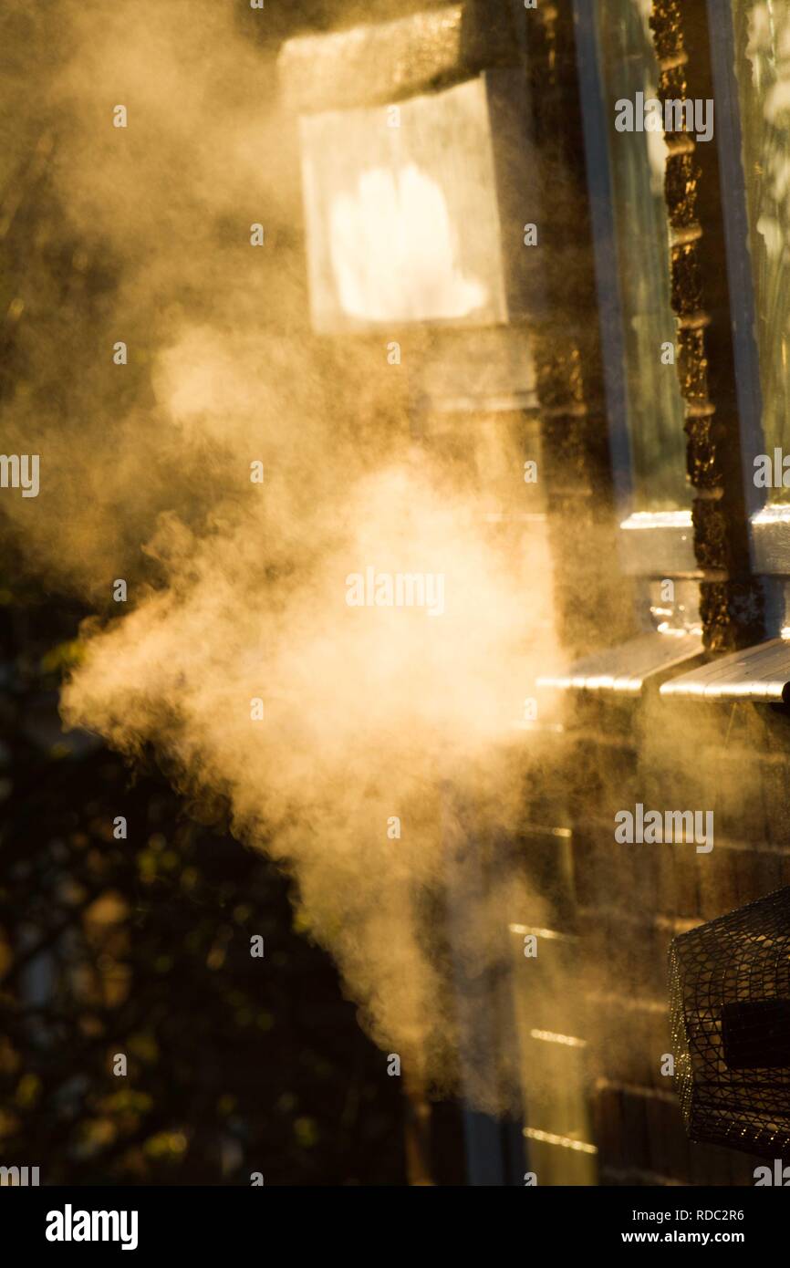Heat escaping from house hi-res stock photography and images - Alamy