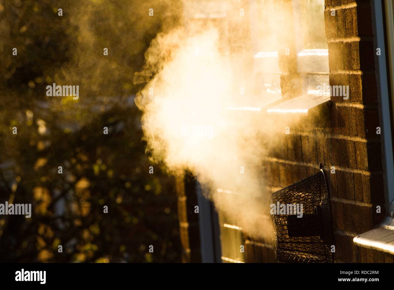 Heat escaping from house hi-res stock photography and images - Alamy