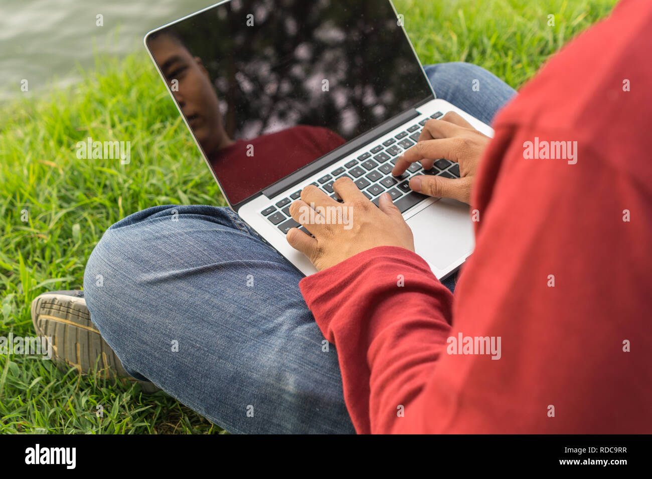 Man outdoors lake working laptop hi-res stock photography and images ...