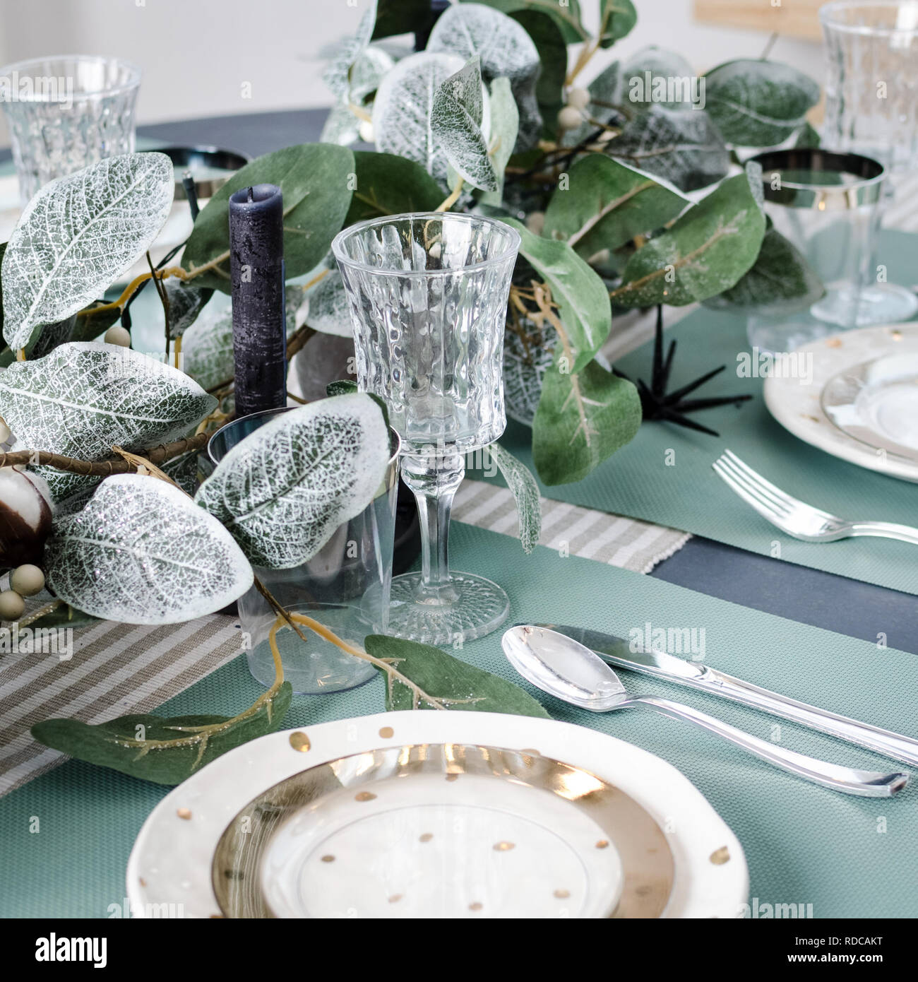 Wedding plates and cutlery | Honestweddingadvice.com