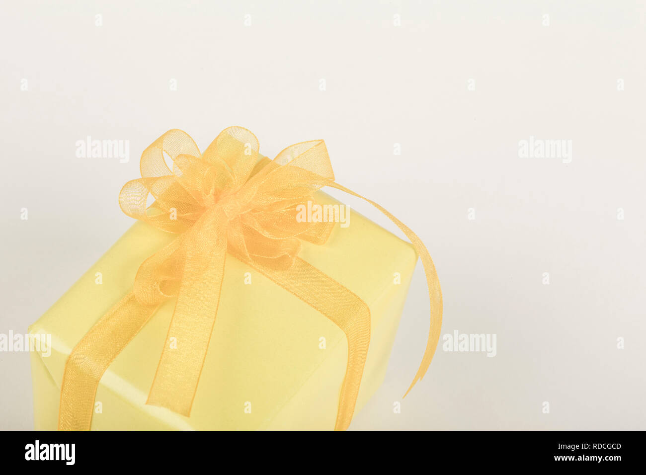 A yellow present box with bow Stock Photo - Alamy