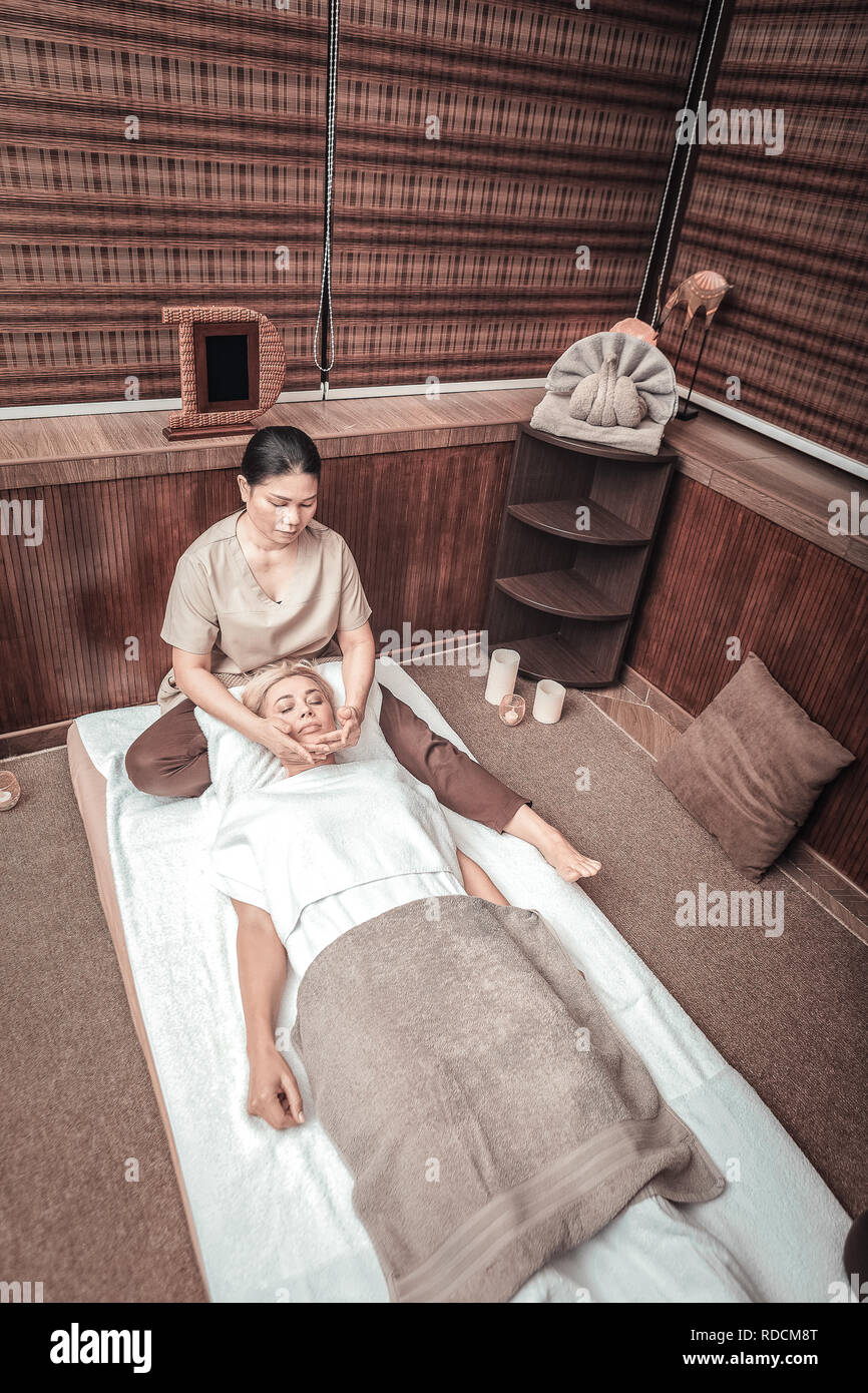 Asian woman massage therapist doing hi-res stock photography and images ...