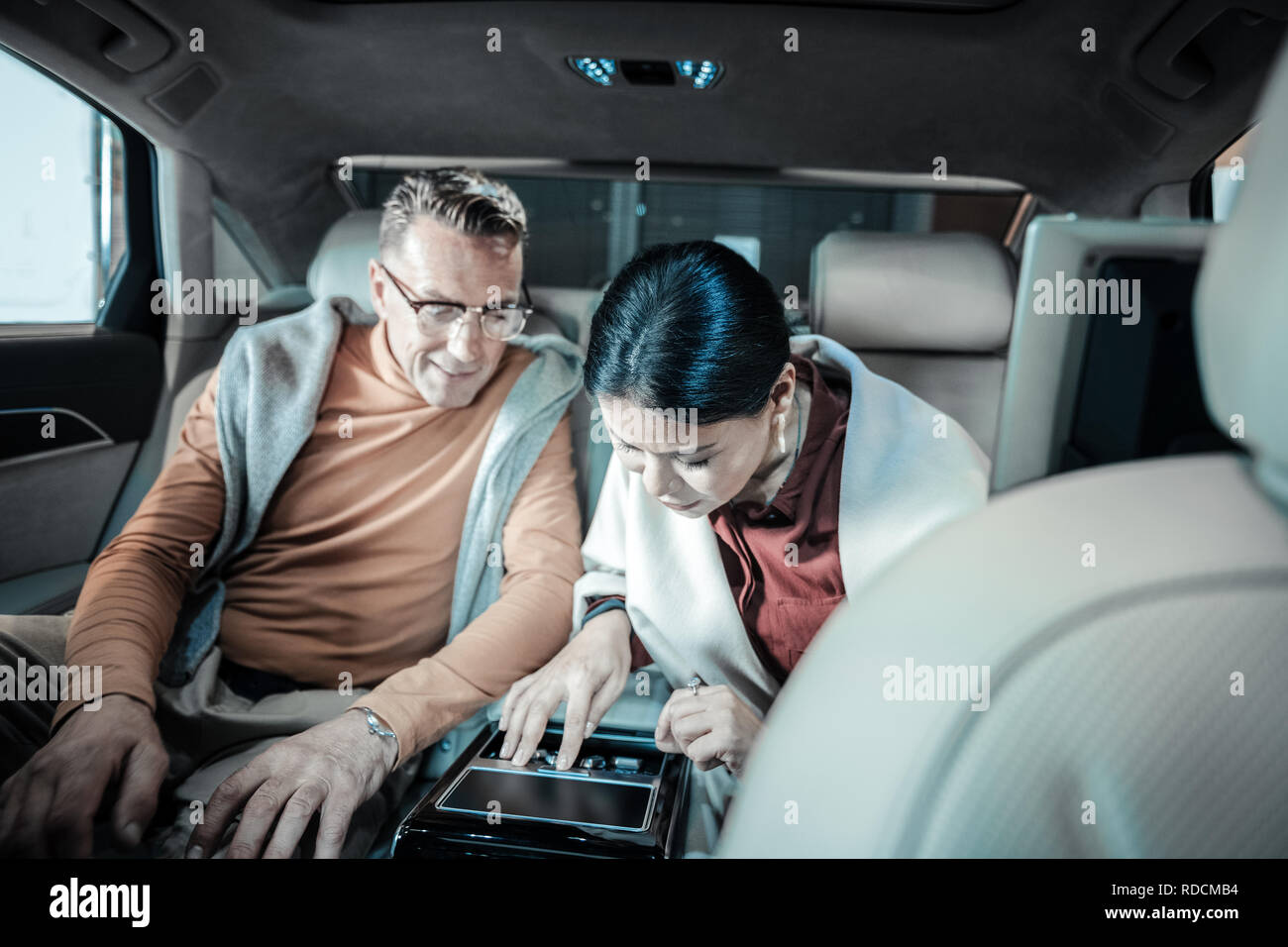 Couple in back seat of car hi-res stock photography and images - Alamy