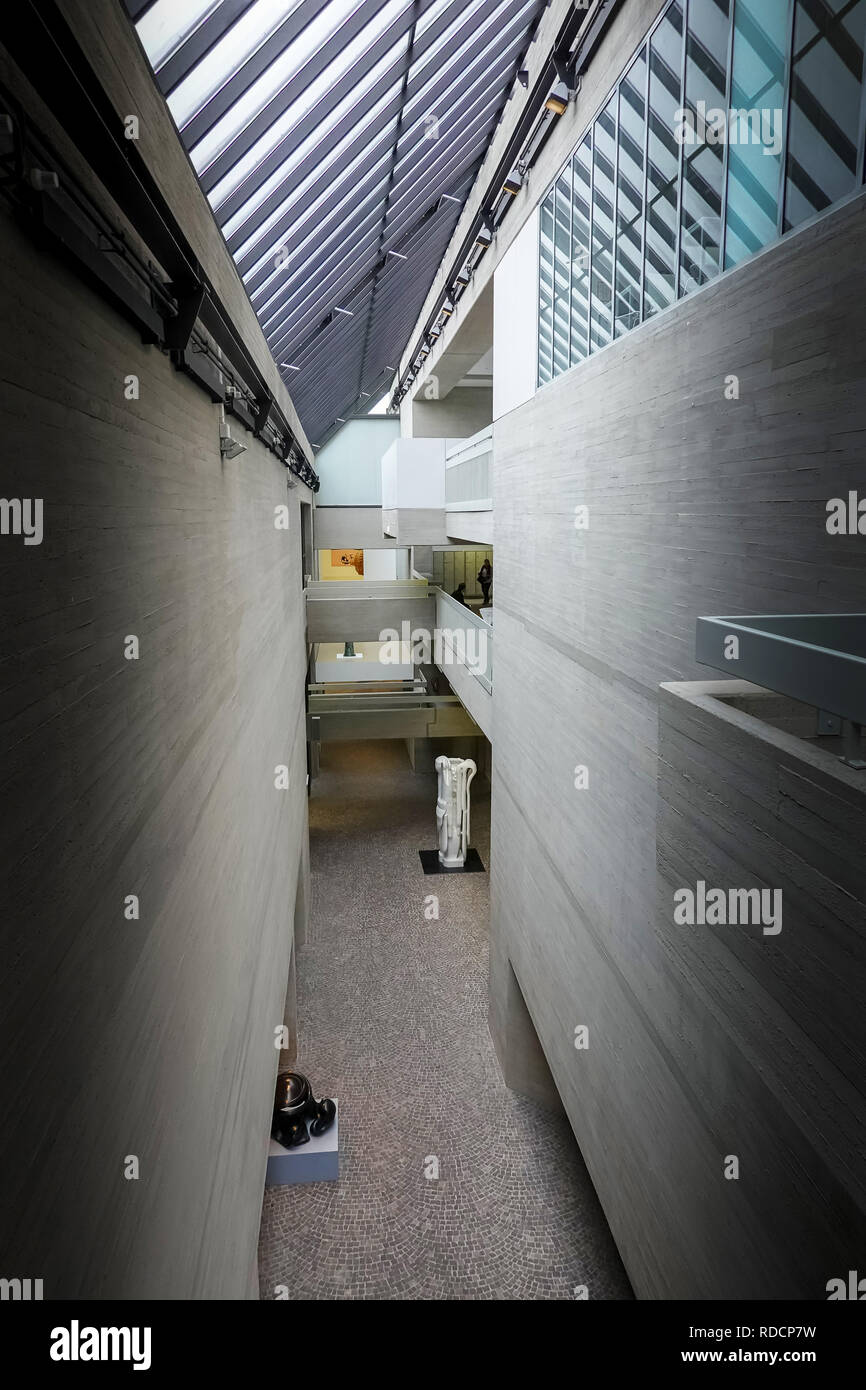 Light shaft architecture hi-res stock photography and images - Alamy