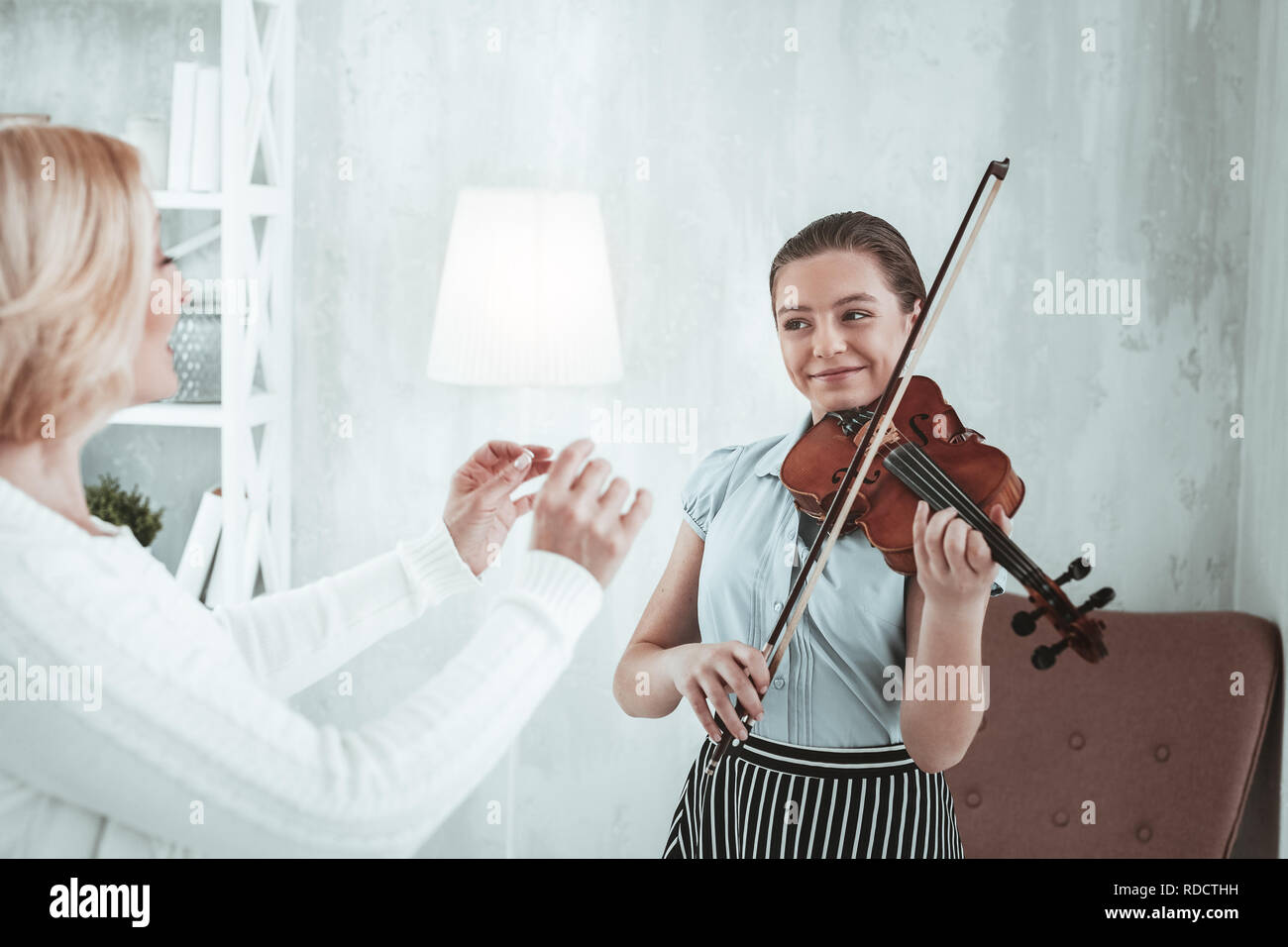 Violin lesson hi-res stock photography and images - Alamy