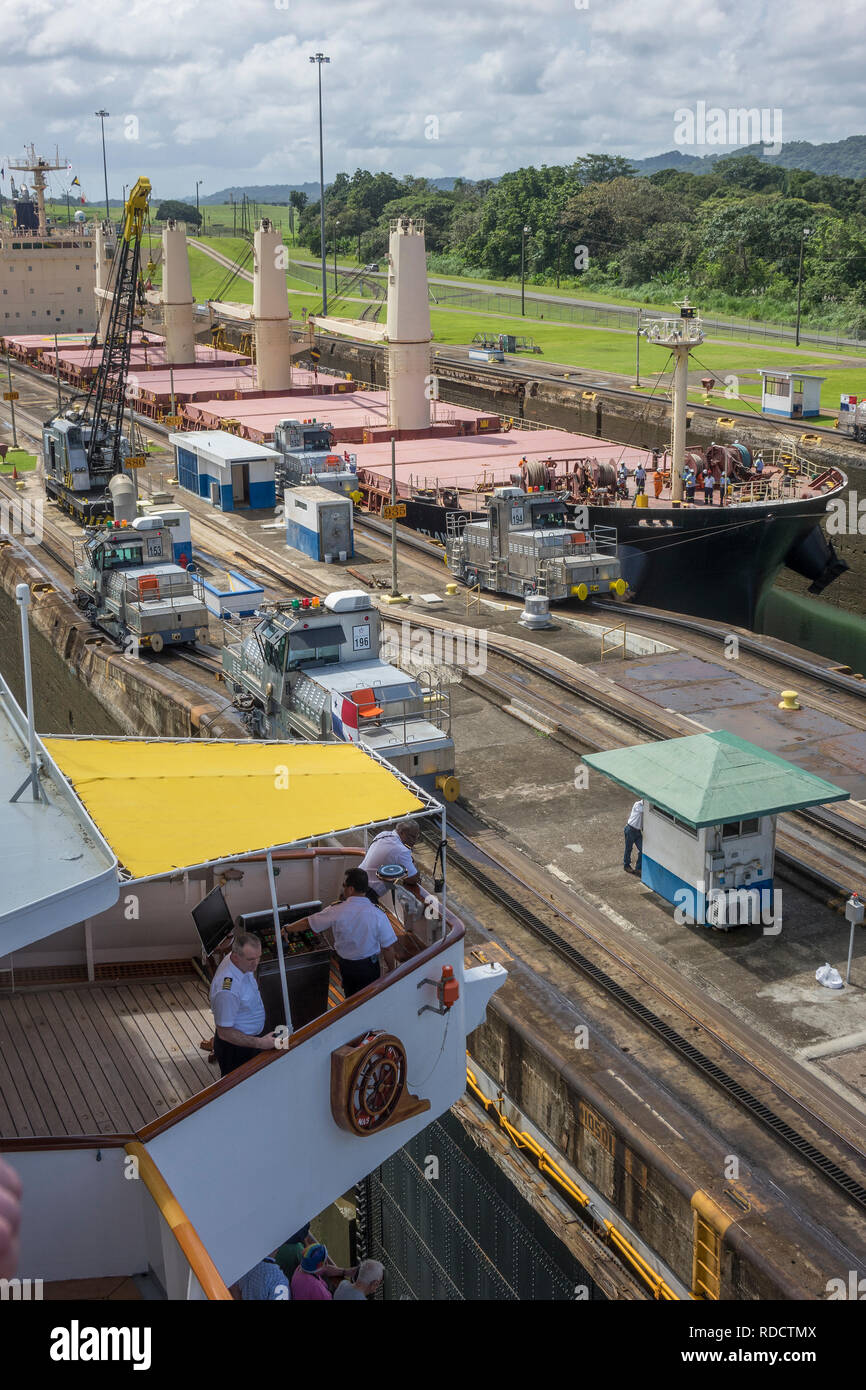 Panama, Panama canal, crew on bridge in Gatun lock Stock Photo - Alamy