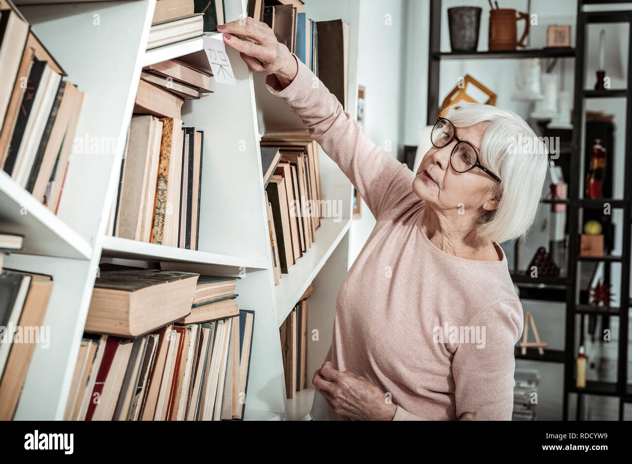 Putting up shelf home hi-res stock photography and images - Alamy
