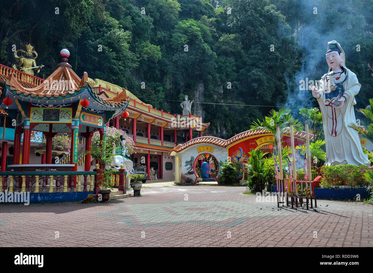 Sen guan temple hi-res stock photography and images - Alamy