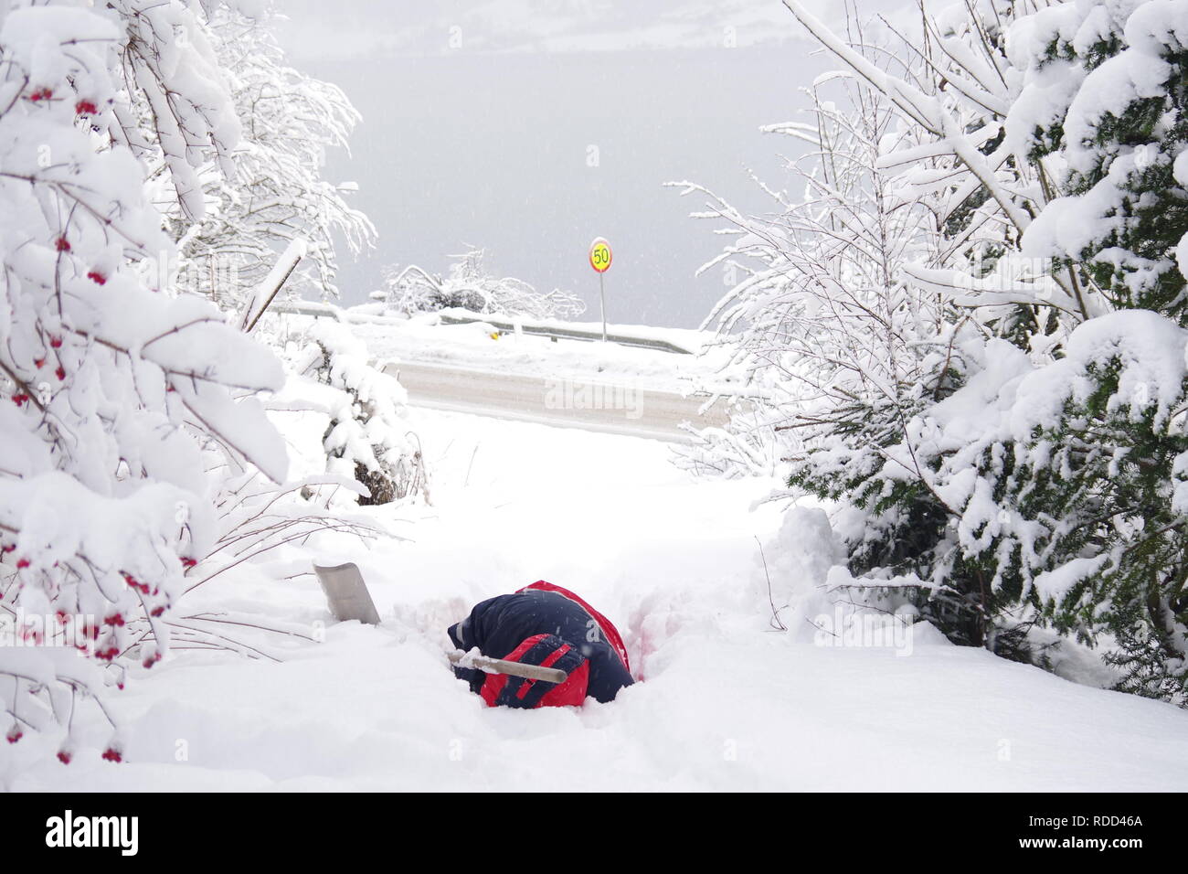 Heart attack clearing snow Stock Photo - Alamy