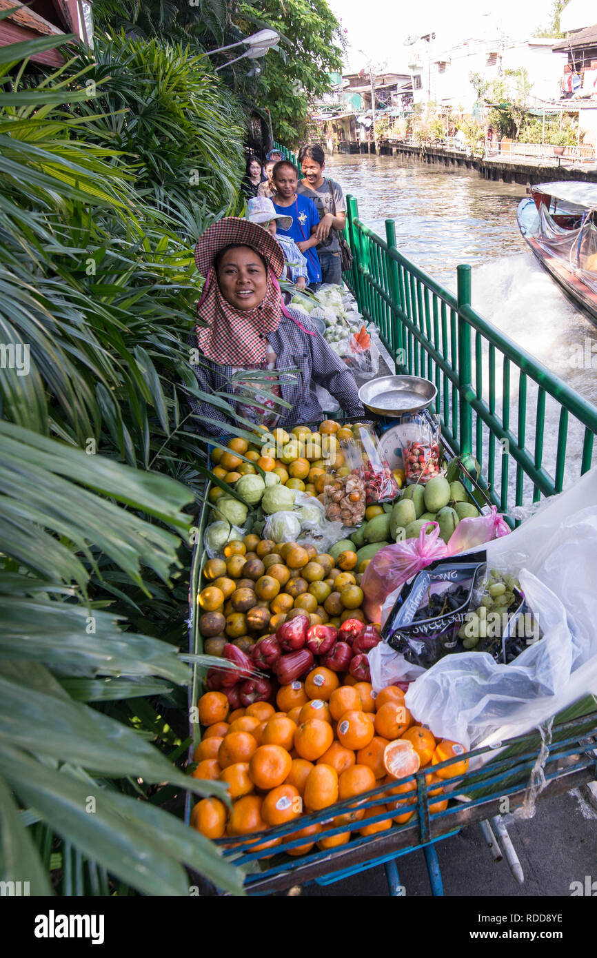 Transport of fruits in a boat hi-res stock photography and images - Alamy