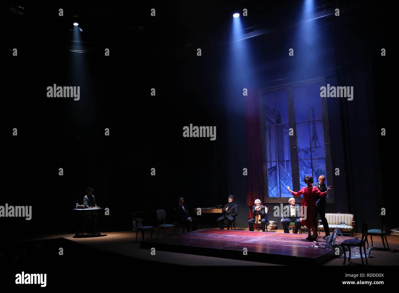 Theater actors on stage hi-res stock photography and images - Alamy