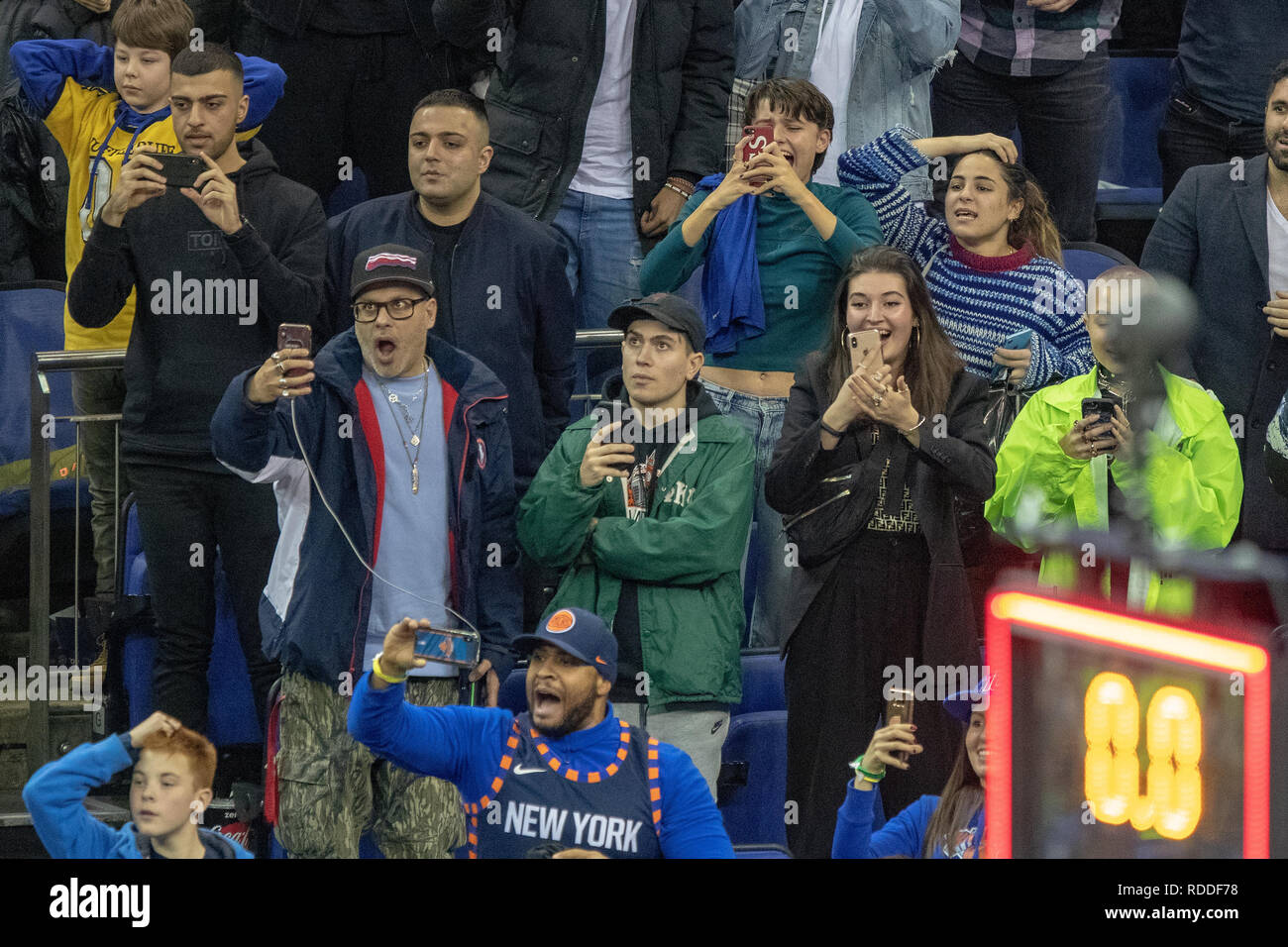 New york knicks fans hi-res stock photography and images - Alamy