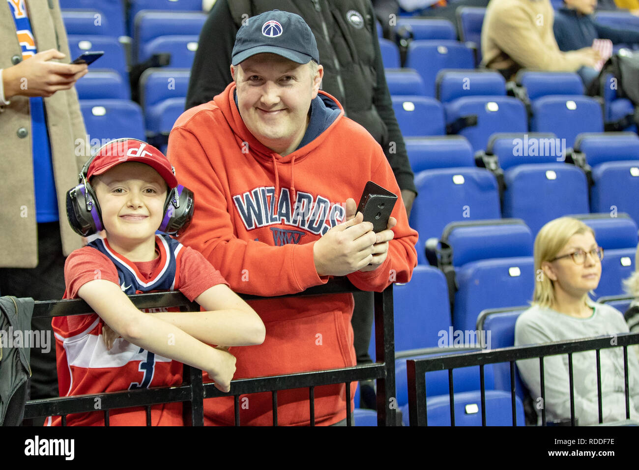 New york knicks fans hi-res stock photography and images - Alamy