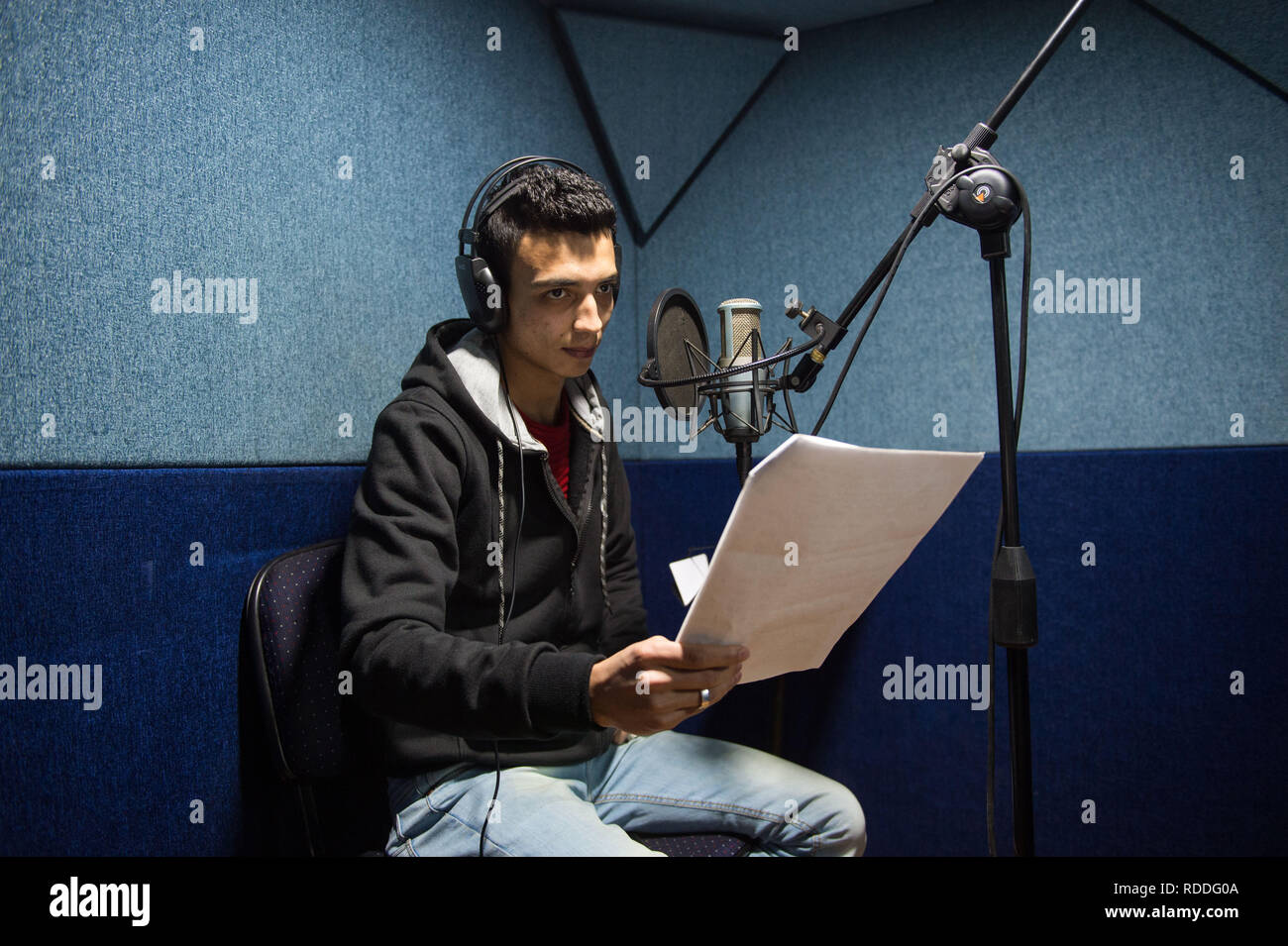 (190118) -- CAIRO, Jan. 18, 2019 (Xinhua) -- A dubbing actor of the ...