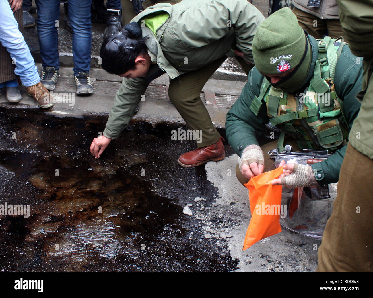 Srinagar, Kashmir. 18th January, 2019. Indian Security personnel ...