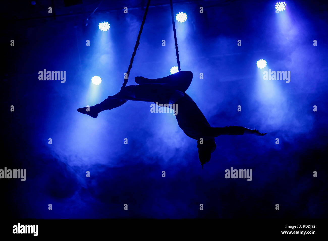 Acrobatic figures hi-res stock photography and images - Alamy
