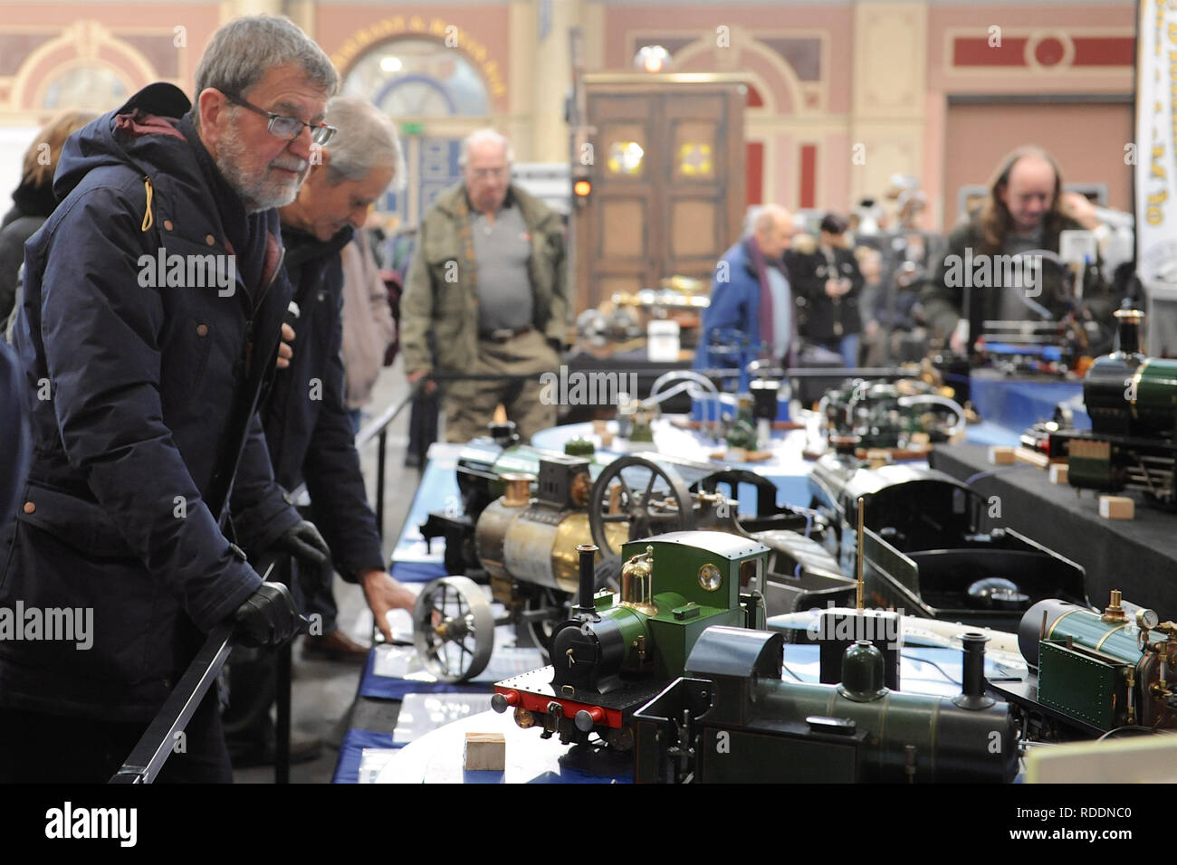 London, UK. 18th Jan 2019. Visitors looking at scale model engineering ...