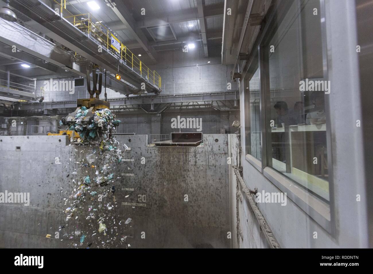 Tokyo, Japan. 18th Jan, 2019. People enjoy watching a crane carrying ...