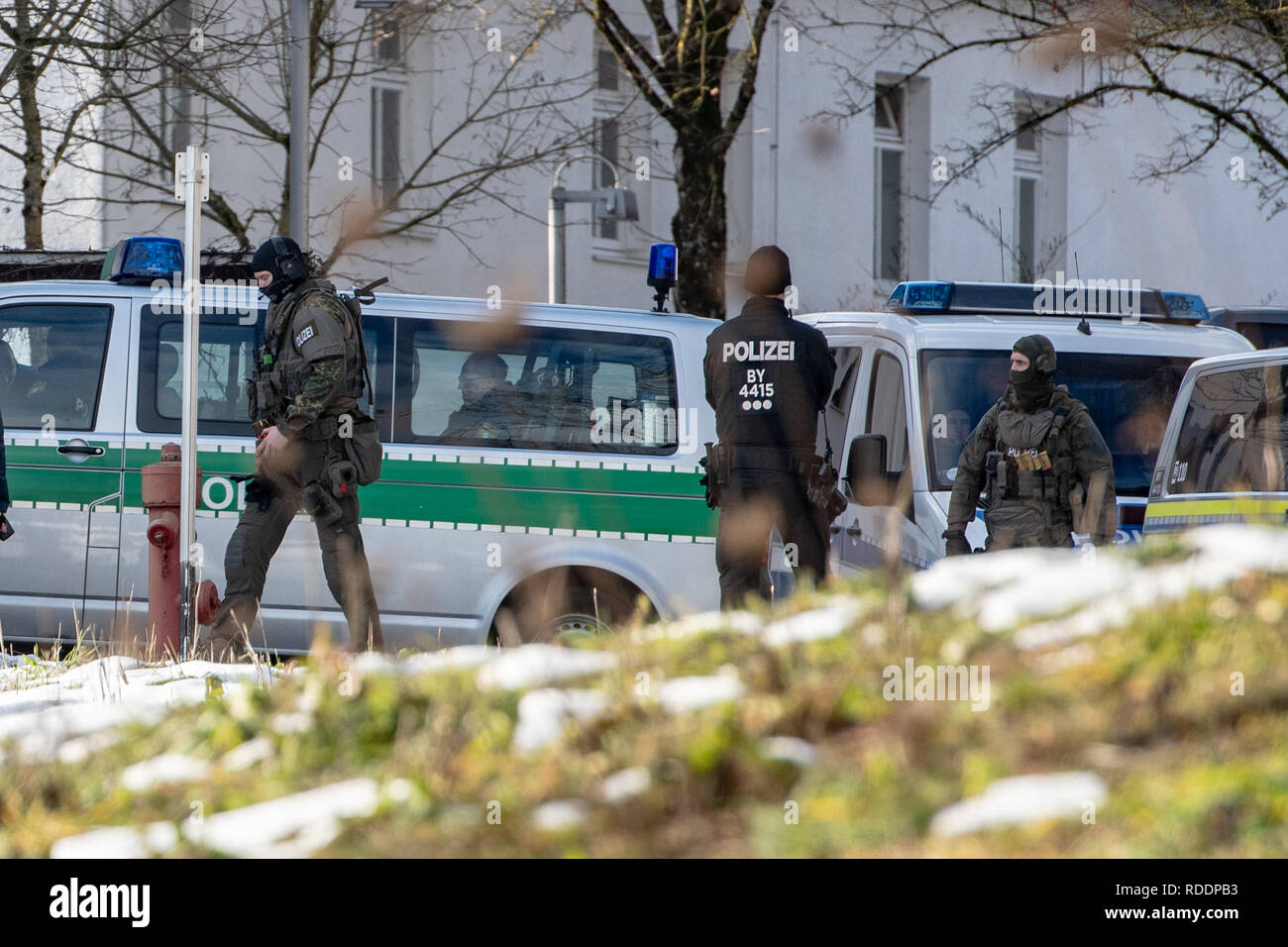 18 January 2019, Bavaria, Deggendorf: Special police forces are ...