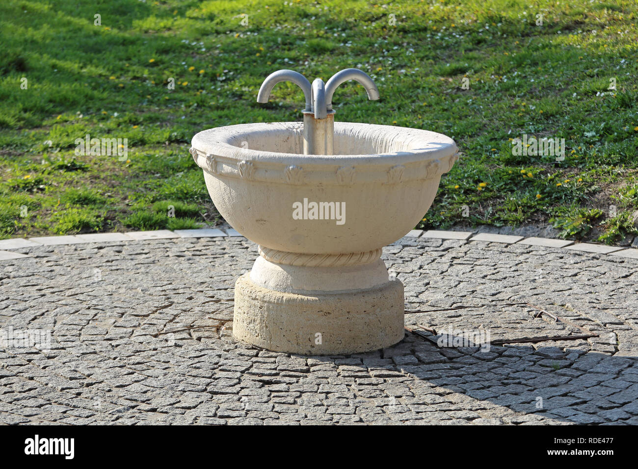 Small round fountain hi-res stock photography and images - Alamy