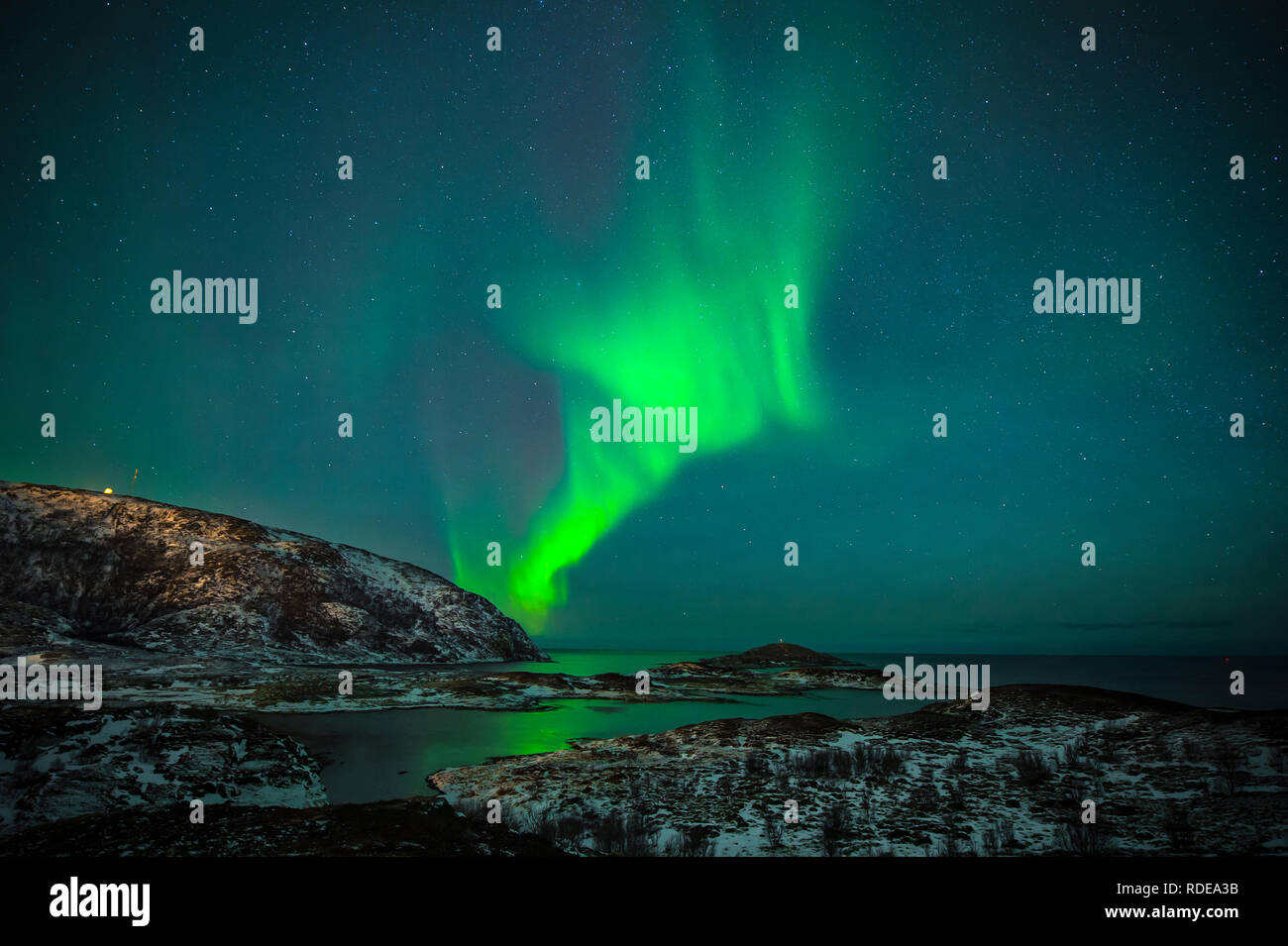 In Norway, the night sky becomes magical thanks to the northern lights ...