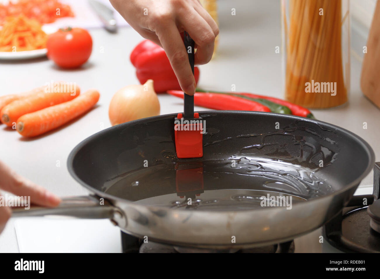 Oil pouring into a pan hi-res stock photography and images - Alamy