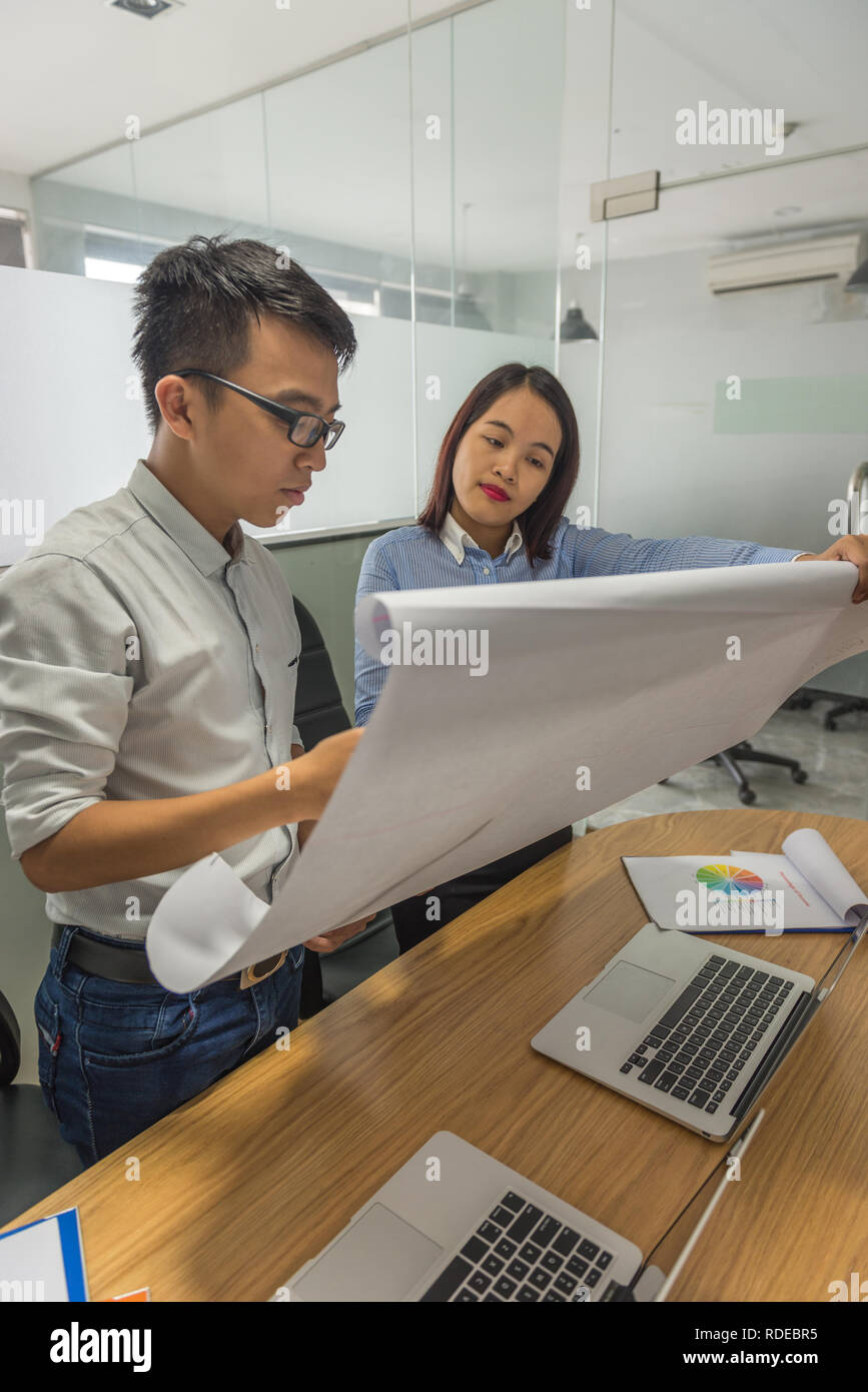 Sharing research hi-res stock photography and images - Alamy