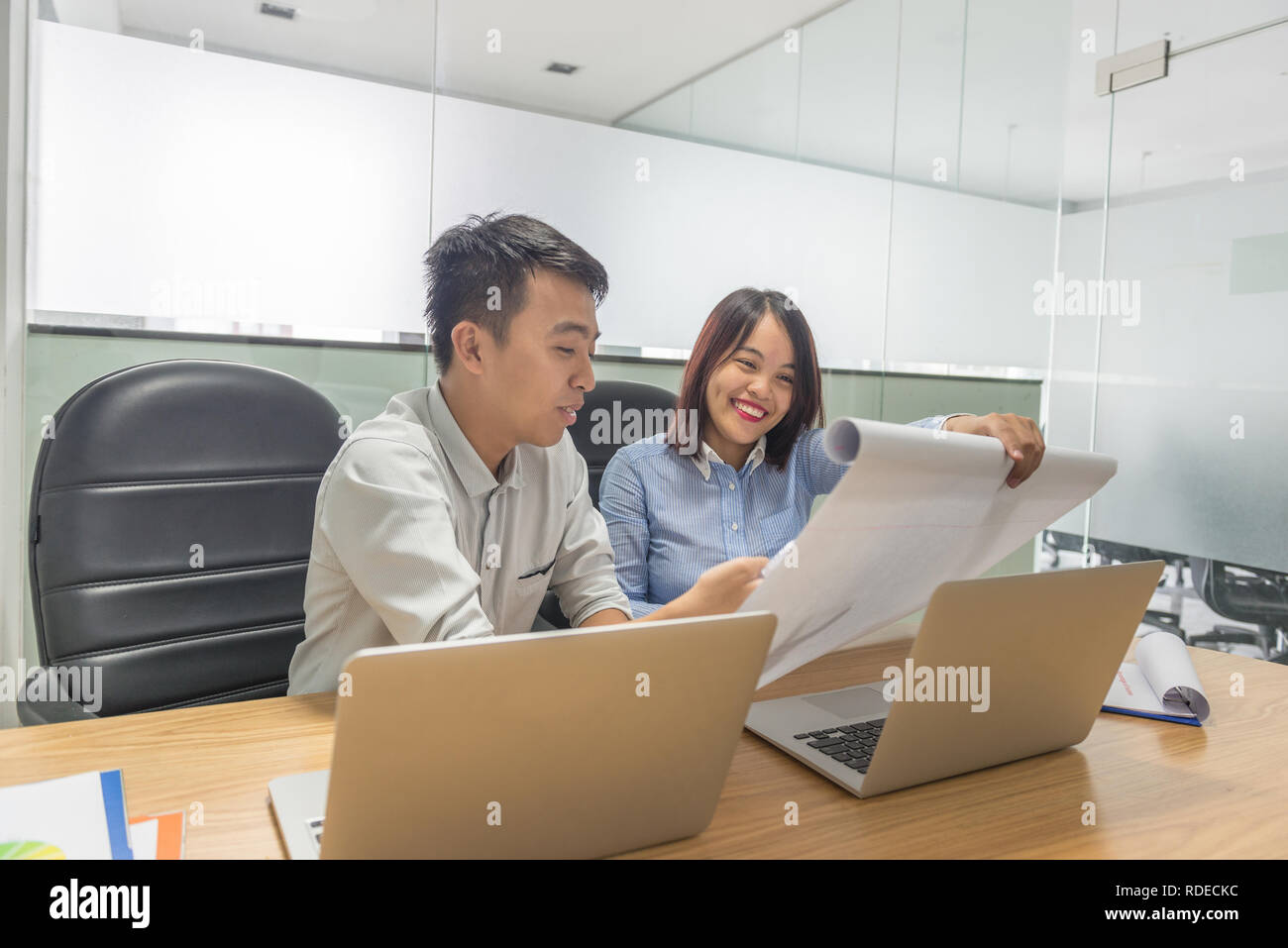 Reading teamwork results hi-res stock photography and images - Alamy