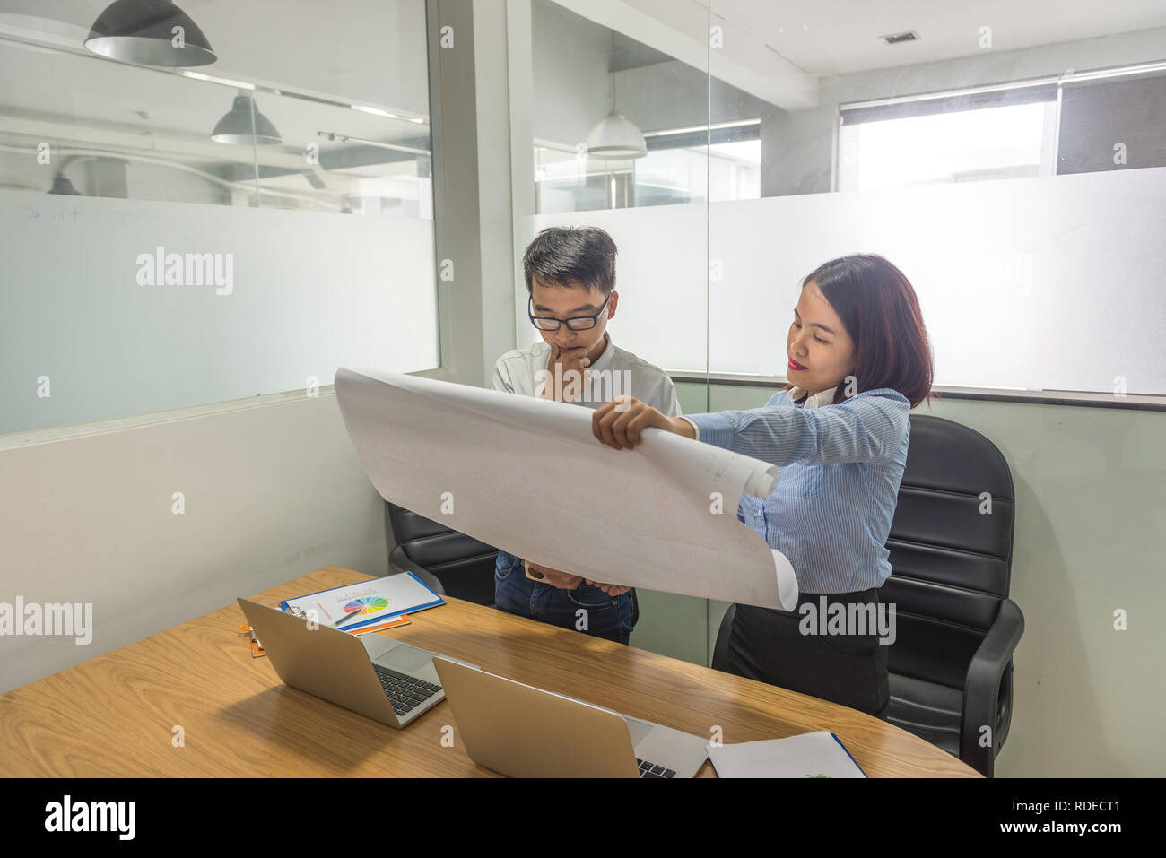 Employees team computer research hi-res stock photography and images ...